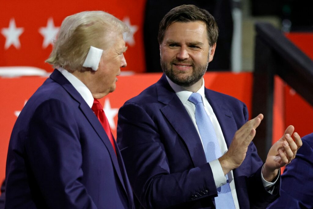 Donald Trump llega a la convención republicana con la oreja vendada ...