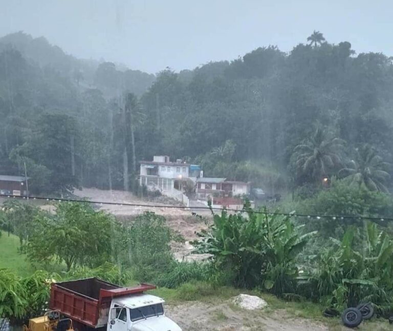 Fuertes lluvias y apagones deja tormenta tropical Ernesto en Puerto ...