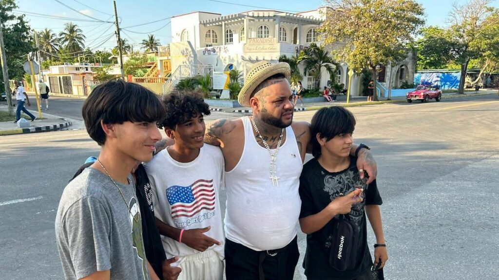 Cantante hospitalizado en Miami por disparo en la cabeza - Mediatiko