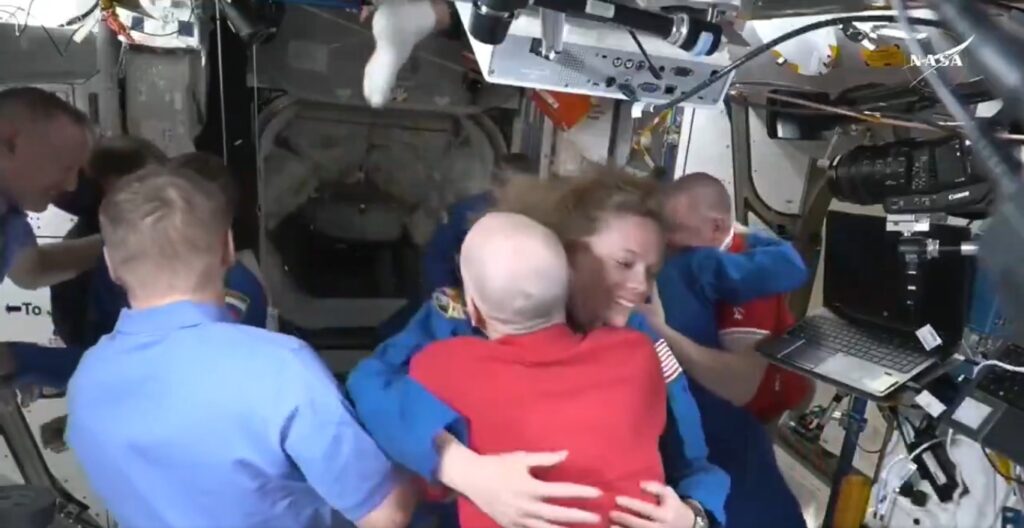 La nave Crew Dragon de SpaceX llega a la EEI para relevar a los astronautas varados - Mediatiko