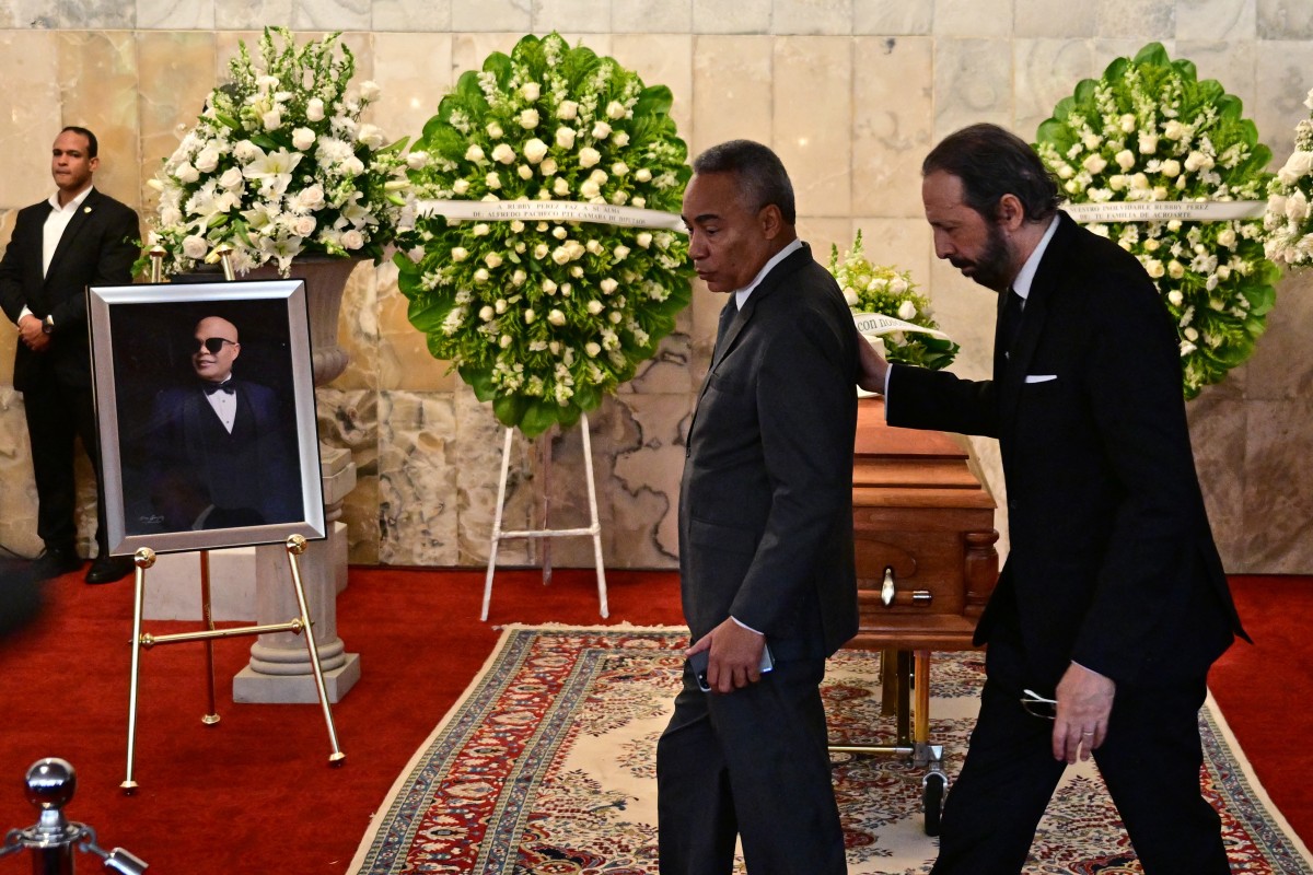 La emotiva despedida de Juan Luis Guerra en el velorio del Rubby Pérez - Mediatiko