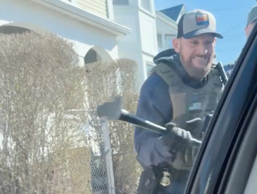 ICE rompe ventana de carro para detener a inmigrante guatemalteco ...