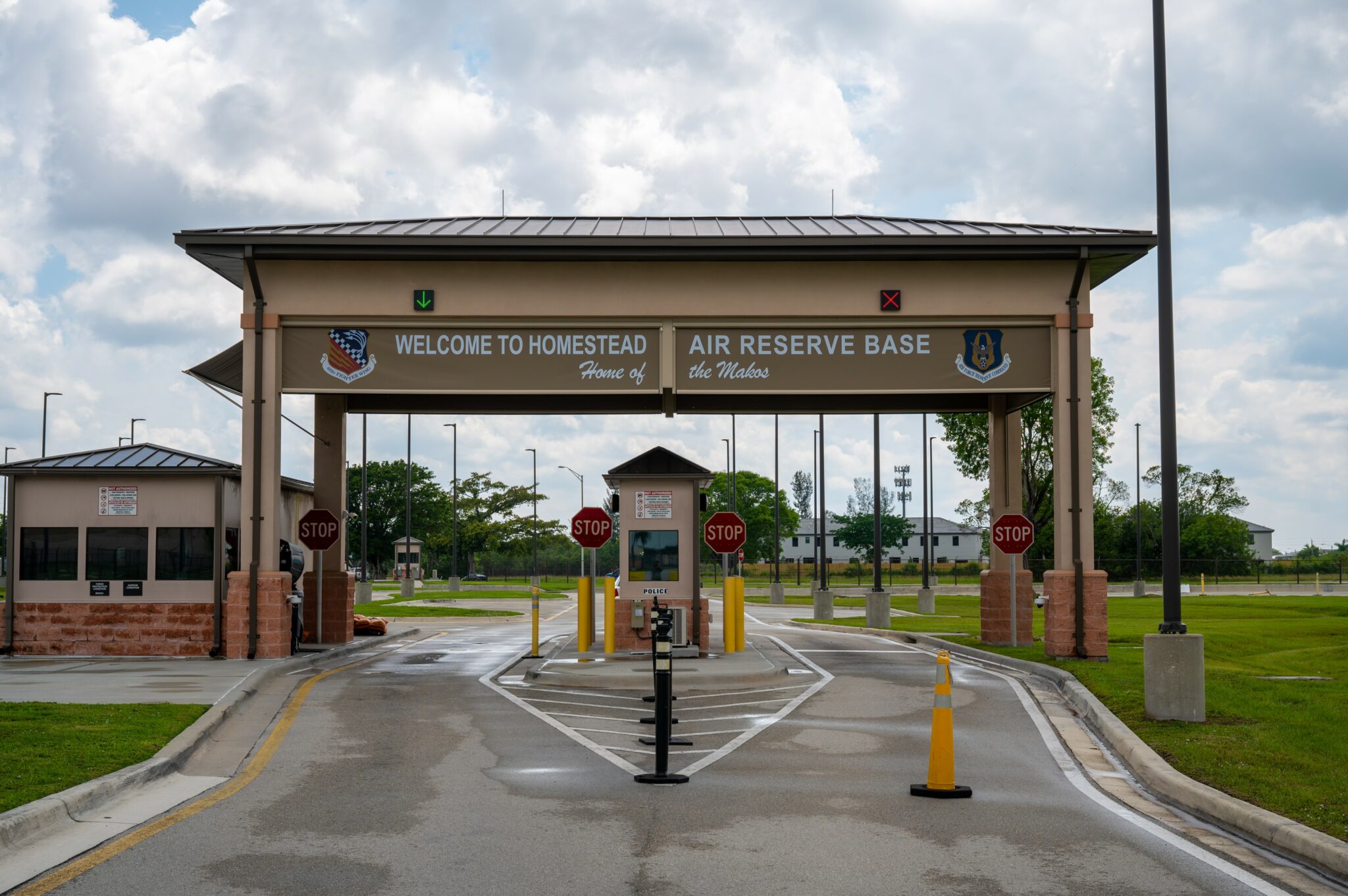 Inmigrante arrestado por perseguir pollo en base militar en Florida ...
