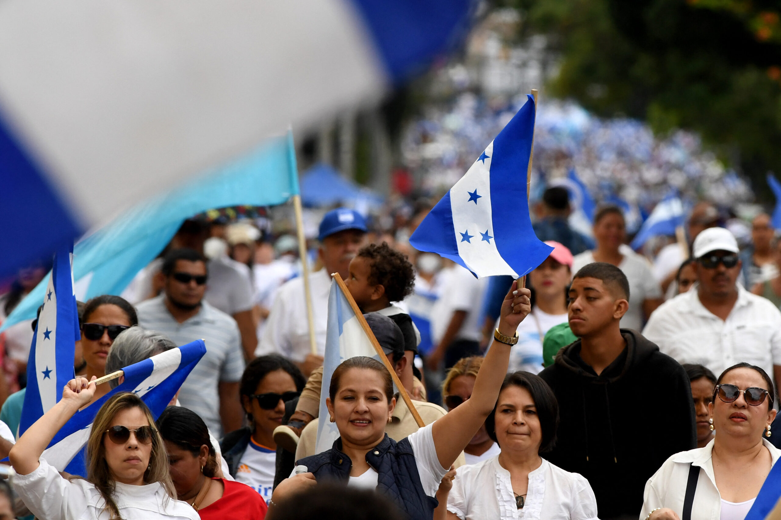 Opositores y policías forcejean en plena crisis electoral en Honduras ...