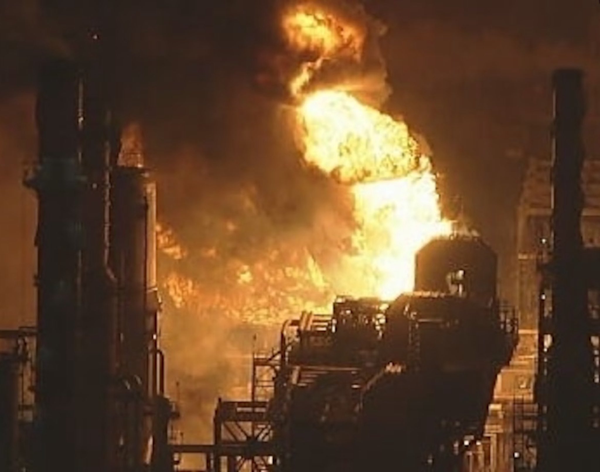 Explosión desata un incendio masivo en la refinería de Chevron cerca de ...