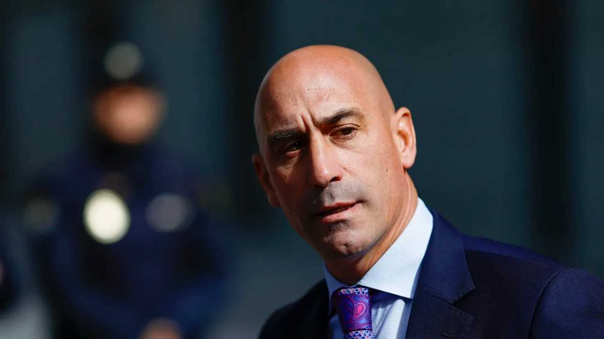 Lanzan huevos a Luis Rubiales durante la presentación de su libro ...