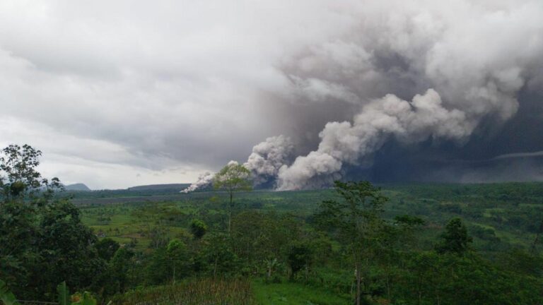Alerta máxima por la violenta erupción del volcán más grande de la Isla ...